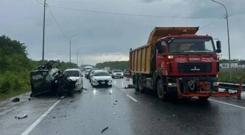 Авто в хлам: жуткая массовая авария на трассе в Приморье. Подробности ...